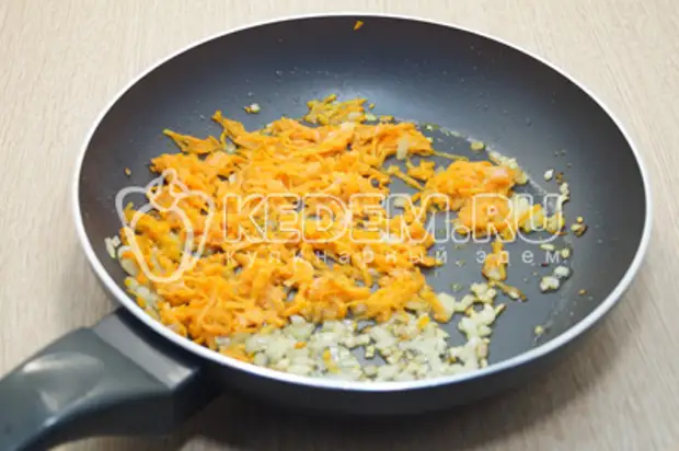 N'ime ite frying na mmanụ ihe oriri, ghee yabasị nke ọma na karọt grated.