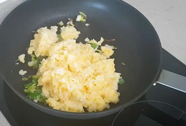 鍋に卵を入れたご飯