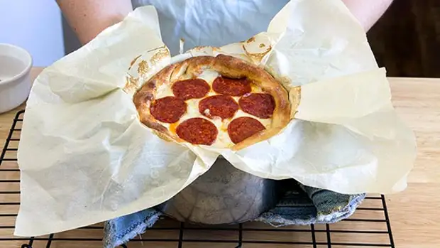 færdiglavet pizza i et ovnfad