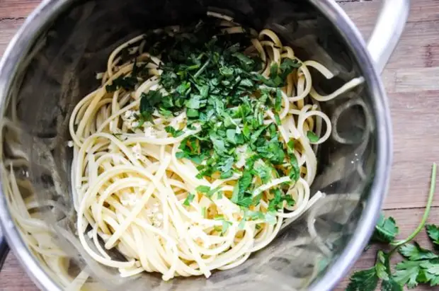Spaghetti nrog qej thiab parsley