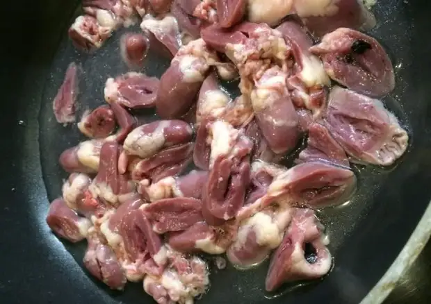 Mga puso ng manok sa kamatis