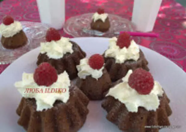 Cupcakes mit Schokolade, Schlagsahne und frischen Beeren