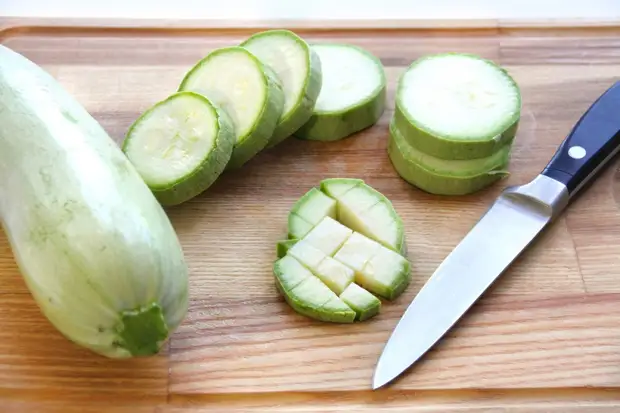 akolo zucchini pẹlu ope oje