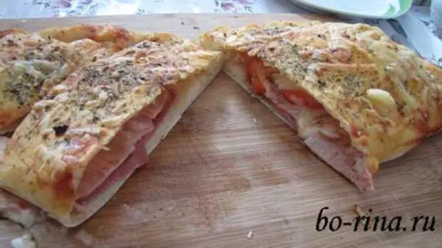 Pizza Calzone dengan salami, ham, dan paprika