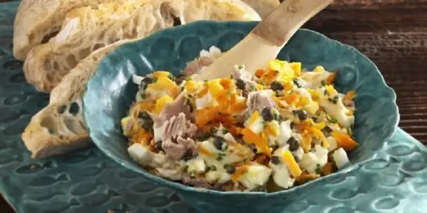 ensalada de atún con cenorias e ovos