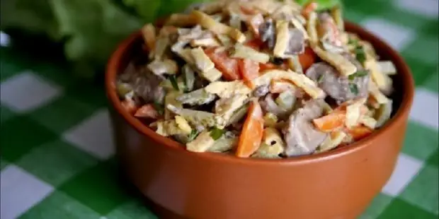 ensalada de fígado, cenorias e pepinos