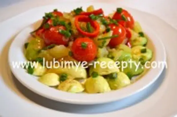 Warm griente salade mei avocado en oliven