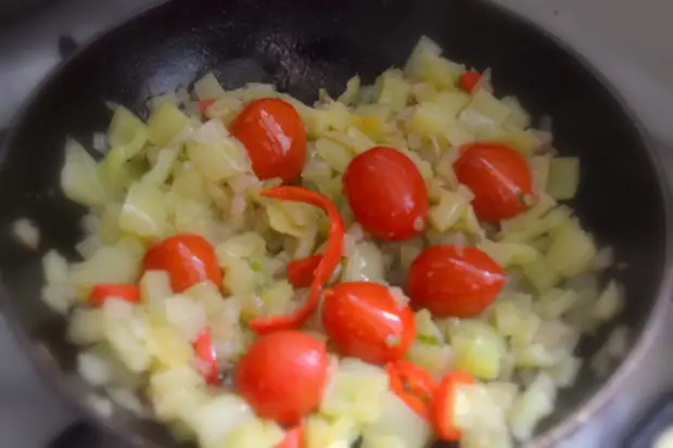 Warm griente salade mei avocado en oliven