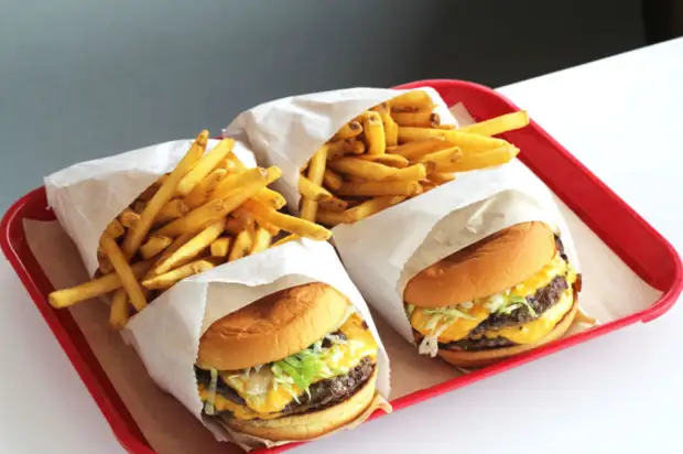 Fast food, kek ve hamur işlerinin reddedilmesi için beyin size net ve keskin düşünme ile teşekkür edecektir. / Fotoğraf: res.cloudinary.com