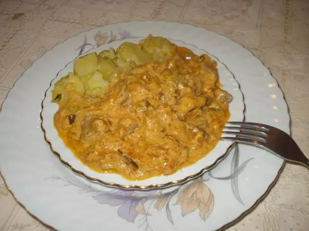 Anụ stroganoff "juputara" na mushrooms na pickles