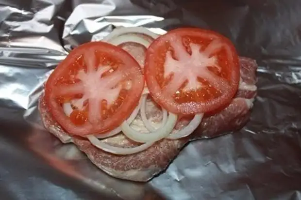 Goştê juicy di pelika bi kivark û tomato