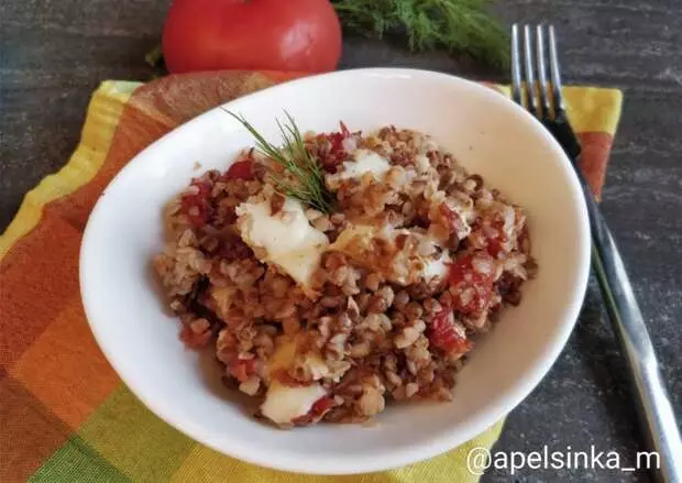 Trigo sarraceno con tomate e queixo suluguni