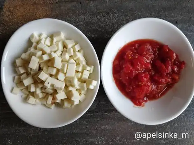 Trigo sarraceno con tomates y queso suluguni