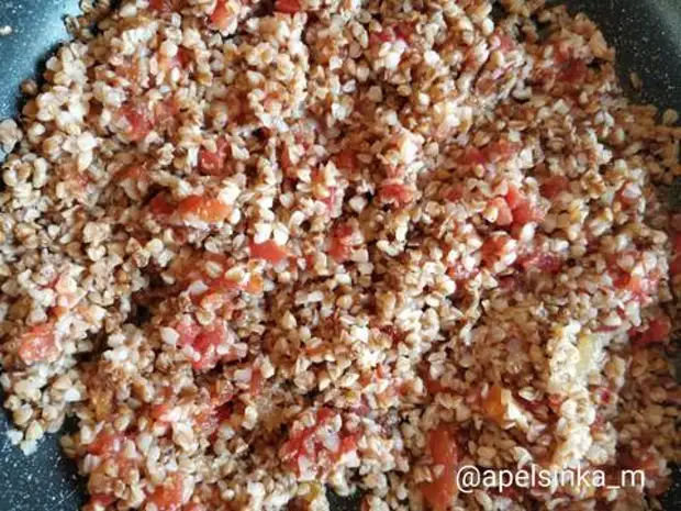 Buckwheat na tomato na cheese suluguni