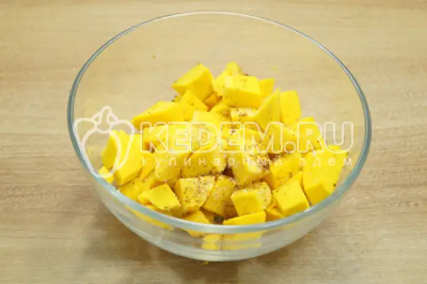 Cut into small cubes and place in a bowl. Add 1 tbsp. a spoonful of sugar and cinnamon, mix.