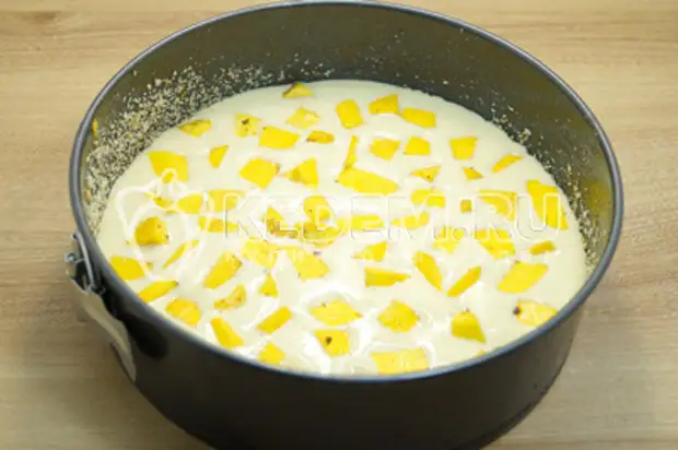 Pour the pastry mold and add the pumpkin pieces.