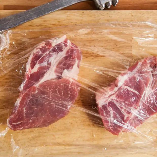 Kocok daging melalui kertas timah. | Foto: Hi-Chef.ru.