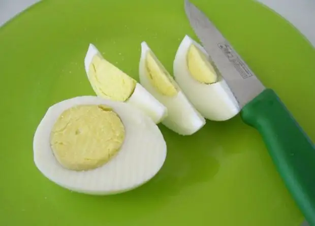 卵をそっと切ります。 |写真：BARGUZINフレンズフィード。
