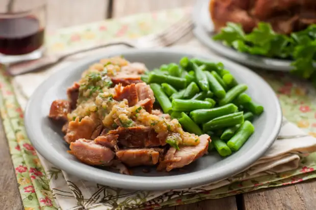 Mehka svinjska enolončnica z jabolčno omako: recept po korakih