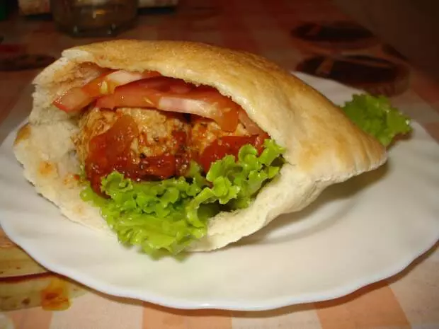 Perda de peso así que adelgaza! Almorzo israelí ou albóndigas de polo en pan de pita.