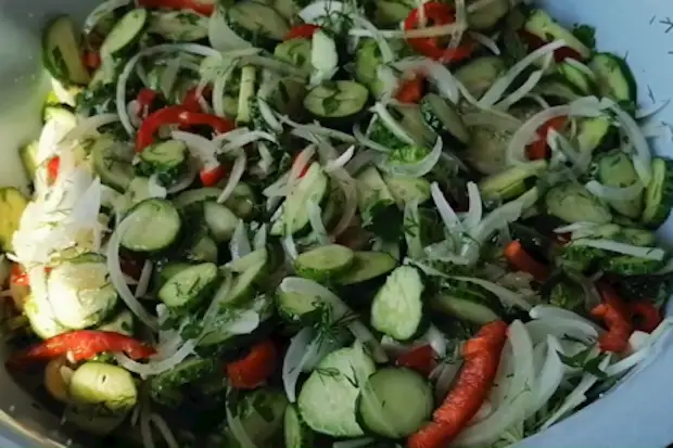 Літній салат на зиму: крок 4