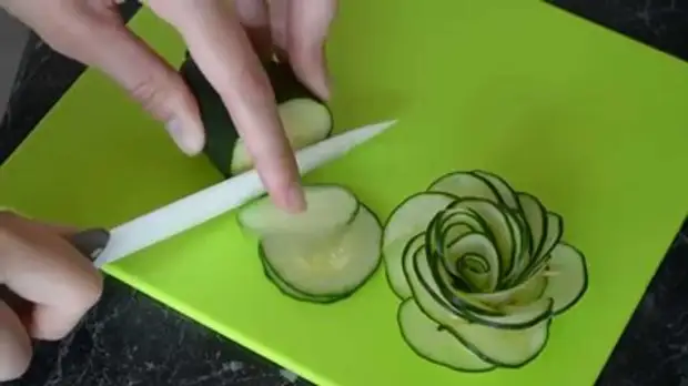 Πώς να διακοσμήσετε όμορφα τις σαλάτες και τα σνακ