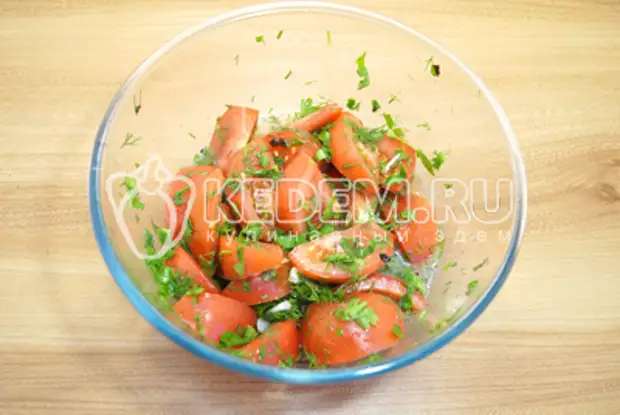 Vierta la marinada en un tazón de tomates y déjela reposar durante un par de horas.