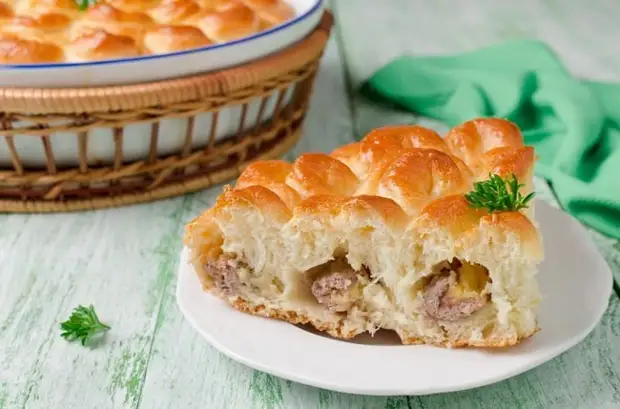 Chrysanthemum meat pie