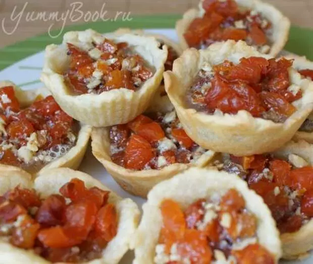 Tartlet dengan aprikot kering dan kacang