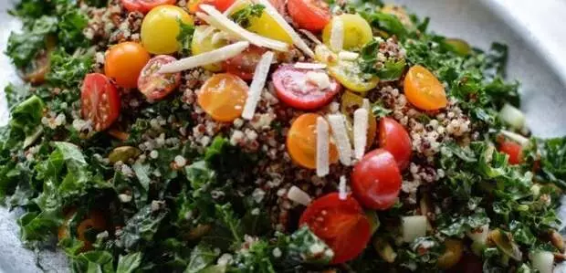 Salate ea quinoa: 3 diresepe tse bonolo