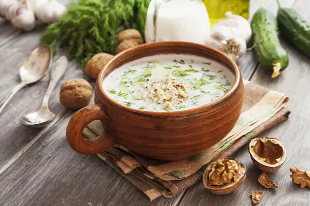 Jídlo dne: studená bulharská polévka Tarator