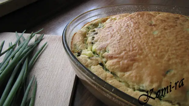 Ciasto w galarecie z jajkiem i zieloną cebulką