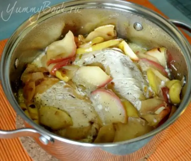 Adie fillet pẹlu apples