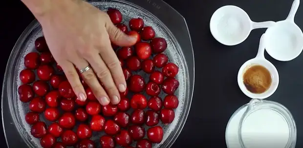 The fastest and most delicious cherry pie