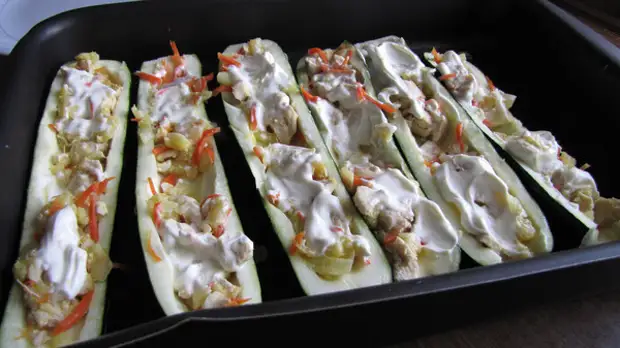 Zucchinibåter fylt med kjøtt og egg