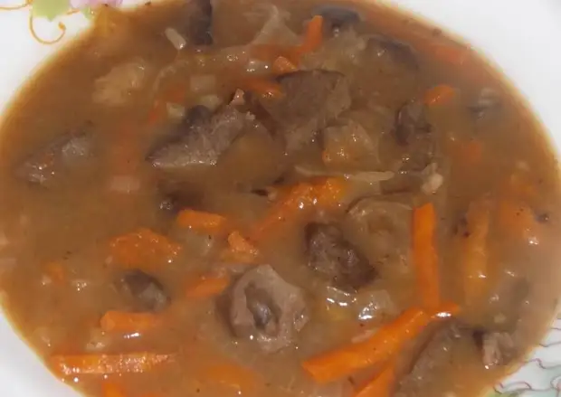 Jantung daging babi lan apricot garing anggur goulash