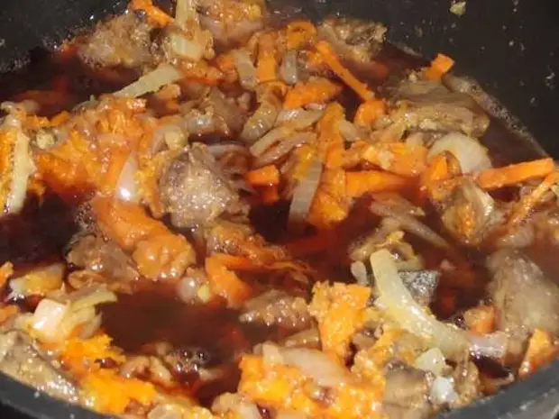 Jantung daging babi lan apricot garing anggur goulash