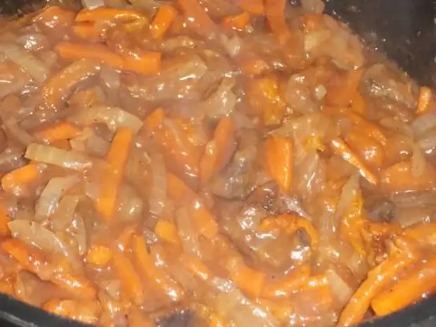 Moyo wa nguruwe na apricots kavu goulash ya divai