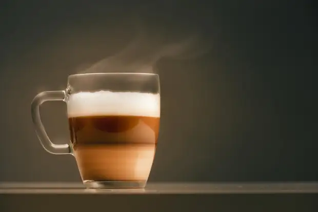 Si të bëni një latte në shtëpi pa aparat kafeje