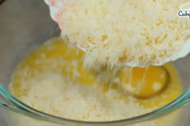 Zwiebelkuchen mit Hühnereiern und Käse im Ofen: Fotoschritt 1