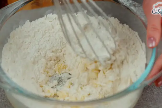 Torta di cipolle con uova di gallina e formaggio al forno: foto passaggio 2