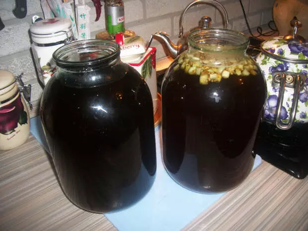 Hjemmelaget kvass med hjemmelaget gjær