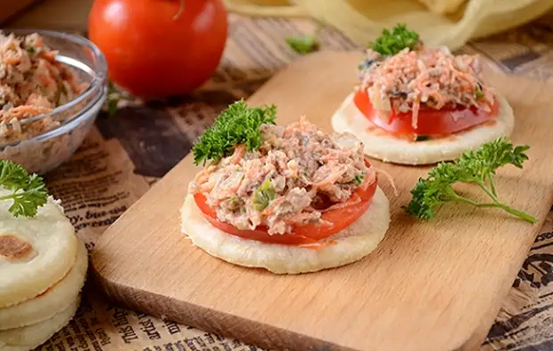 Antipasto di pesce in scatola con verdure e mele