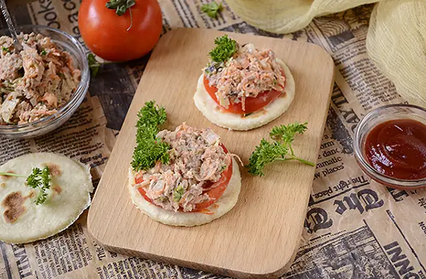 Antipasto di pesce in scatola con verdure e mele