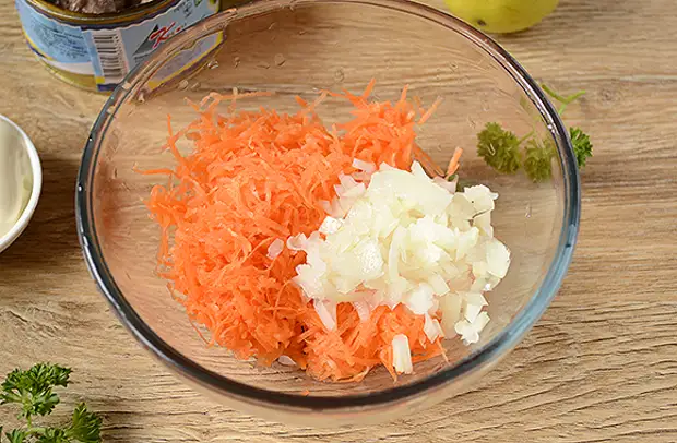 Apéritif de poisson en conserve avec légumes et pomme