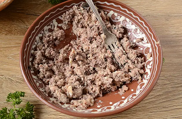 Canned fish appetizer with vegetables and apple