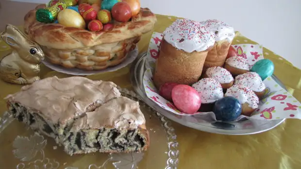 Torta di semi di papavero e meringa al limone