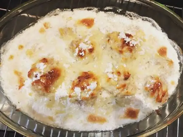 Mga bola-bola sa sour cream sauce