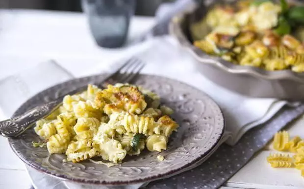 pasta Baked ກັບ zucchini ແລະເນີຍແຂງ