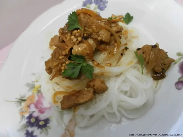 Meat in mustard sauce with rice noodles